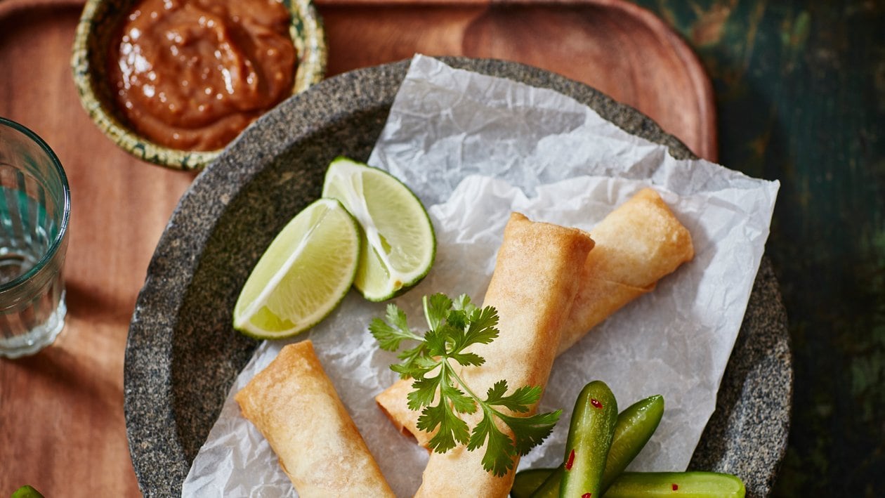 Vietnamese loempia's met gemarineerde komkommer en satésaus Recept