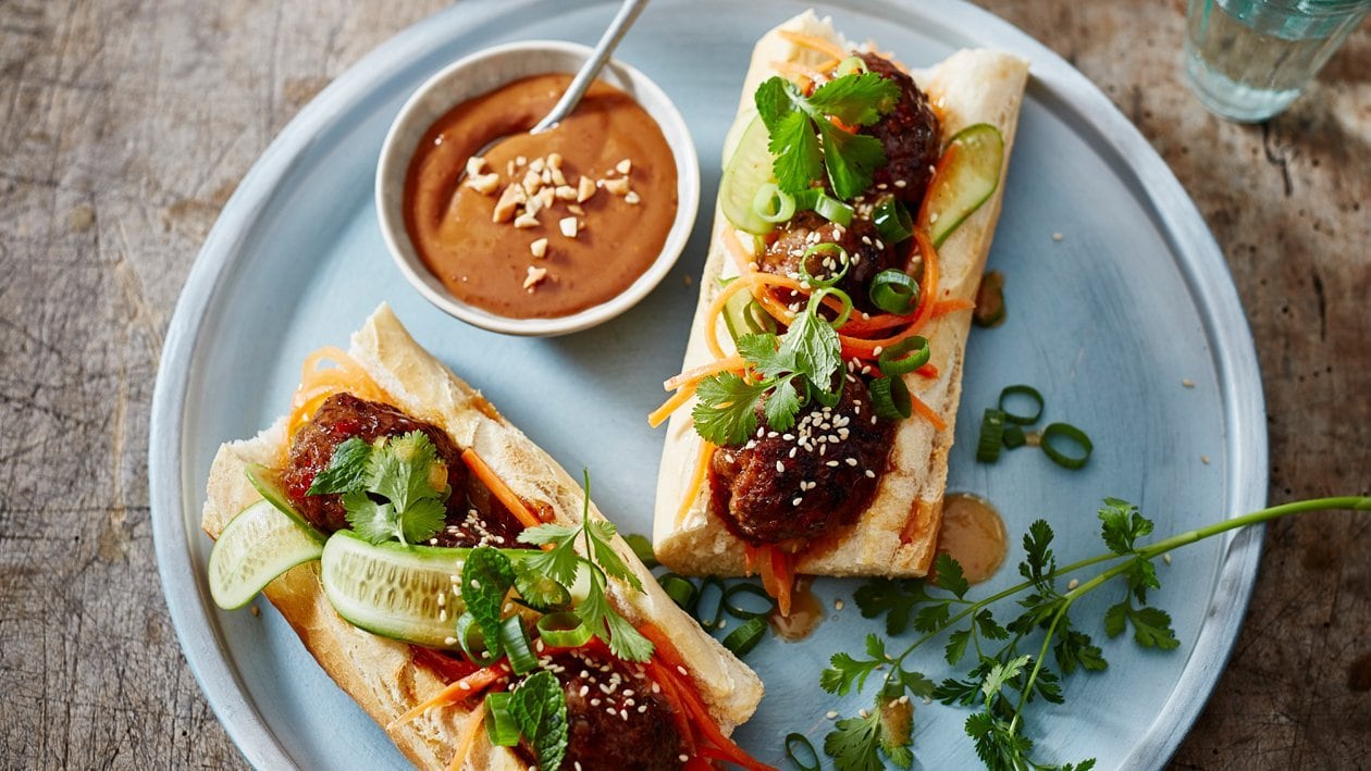 Stokbrood met Aziatische gehaktballetjes en saté saus - Recept Unilever ...