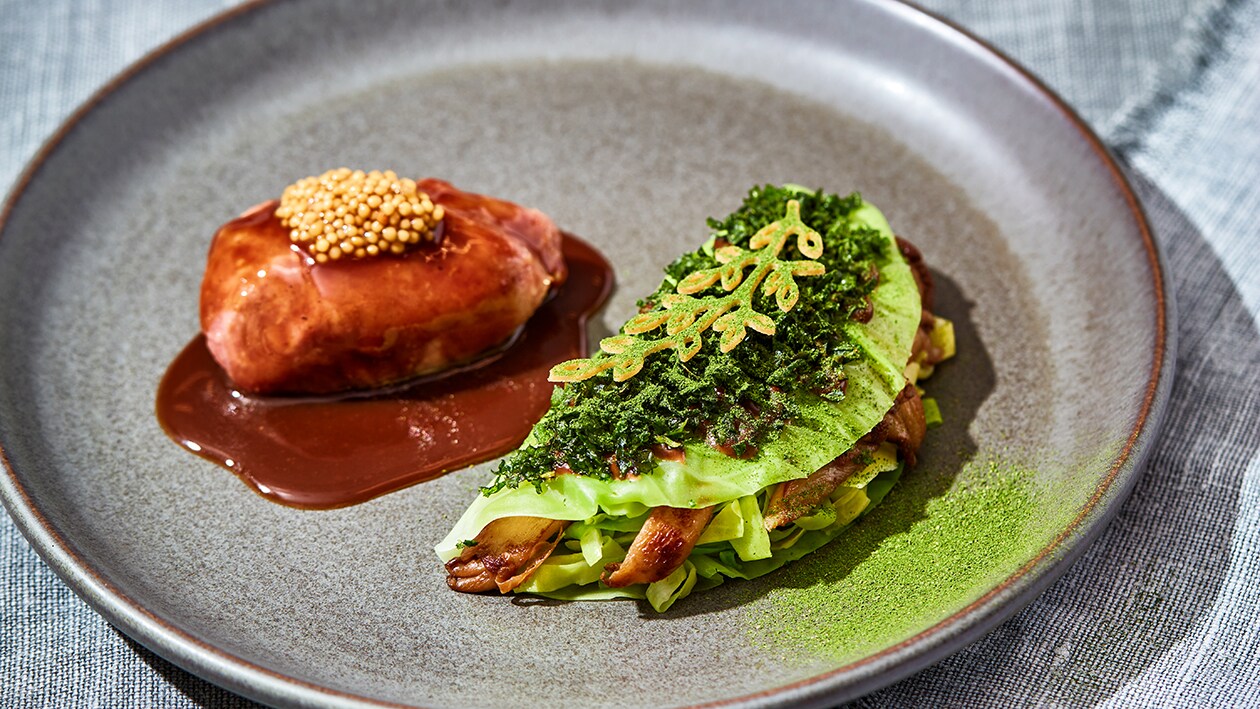 Varkenswang met groene kool, zwarte knoflook en Westmoreland saus Recept